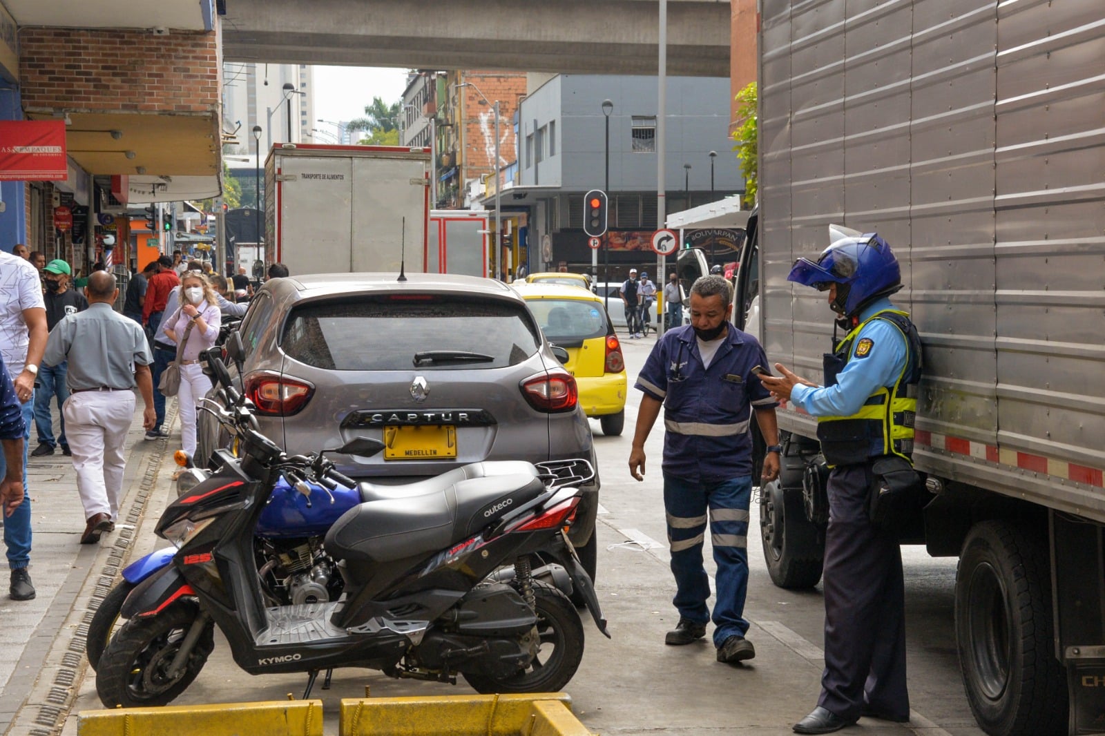 Los ciudadanos podrán alertar sobre vehículos mal parqueados en siete ...