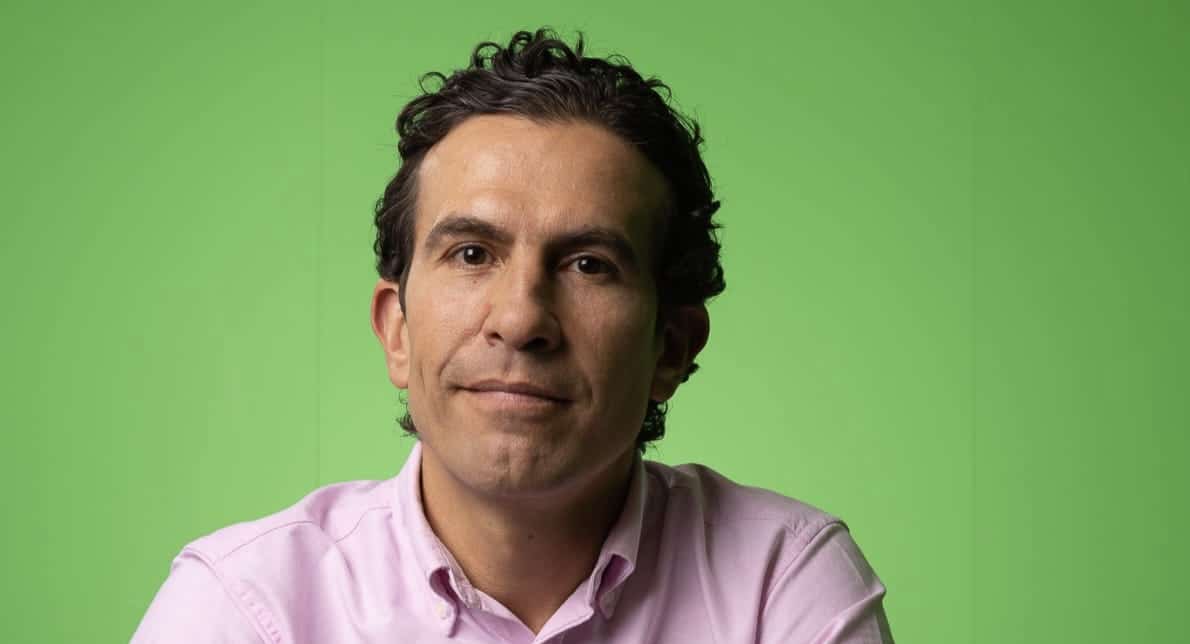 Luis Felipe Vélez entregó las firmas de 90.000 medellinenses