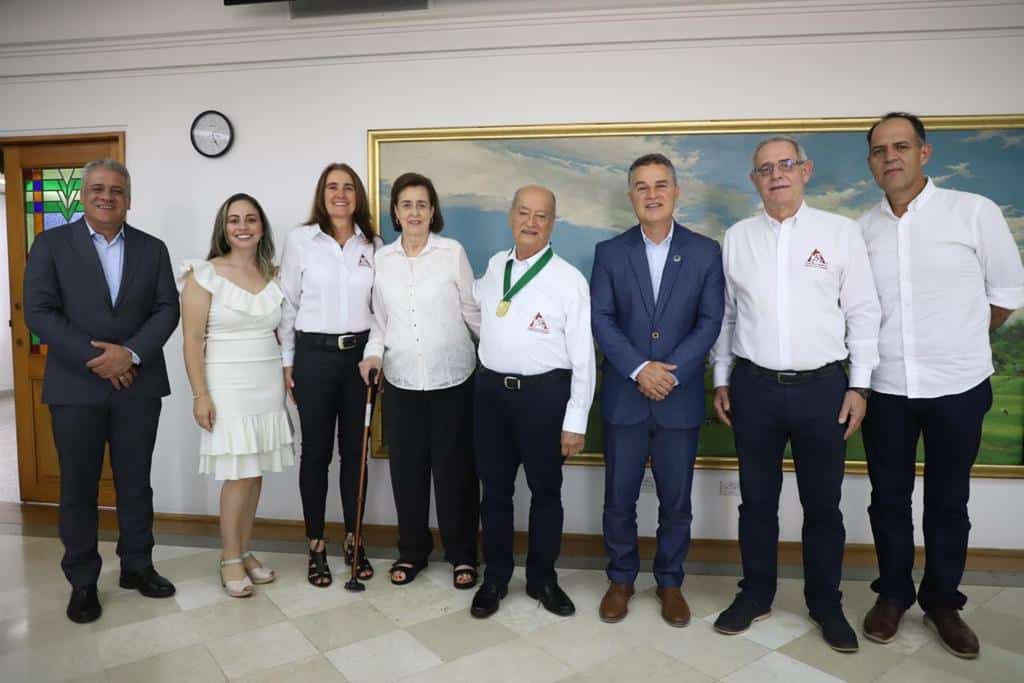 Galardonados con el Escudo de Oro, el caficultor Iván Arango y JM Estrada