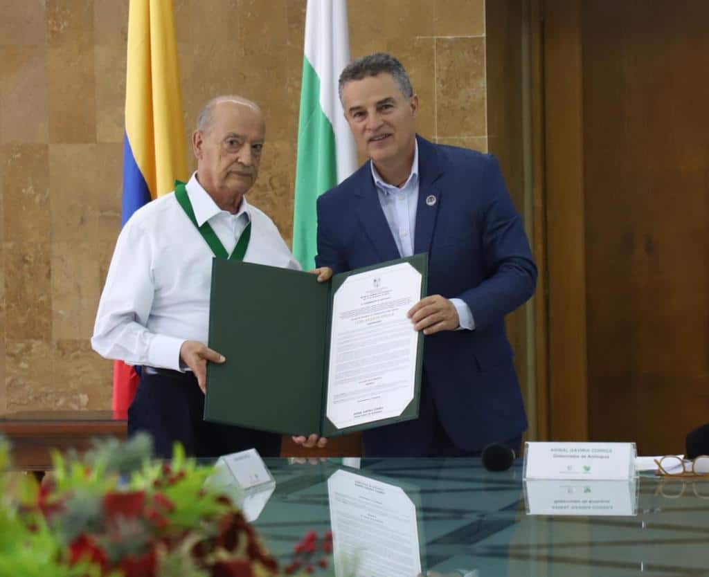 Galardonados con el Escudo de Oro, el caficultor Iván Arango y JM Estrada