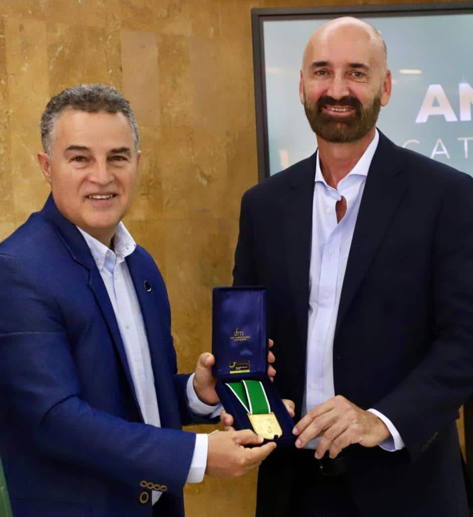 Galardonados con el Escudo de Oro, el caficultor Iván Arango y JM Estrada
